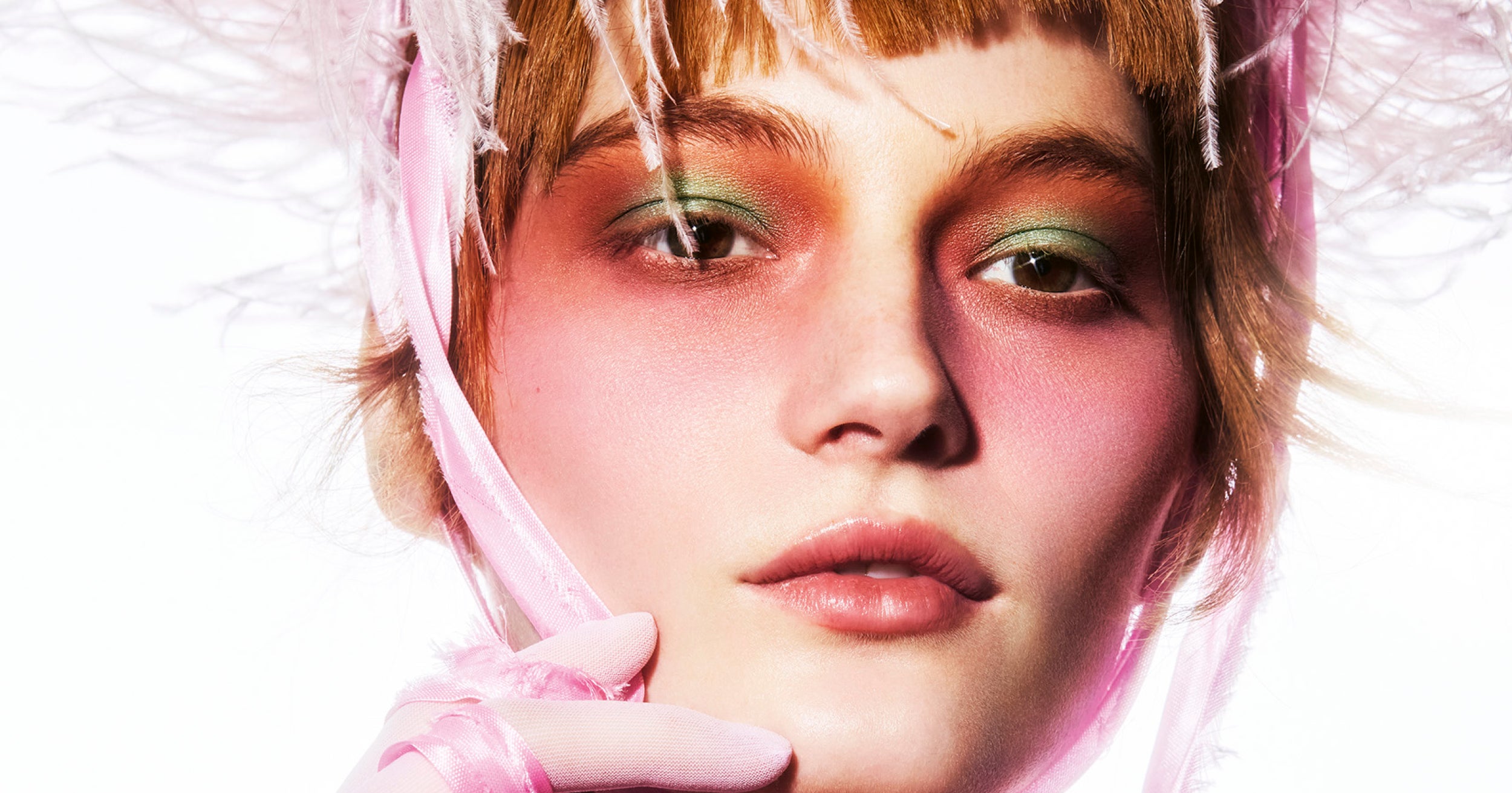 Trendy barvy pro letní make-up. Hned ta první vás překvapí | Vogue CS