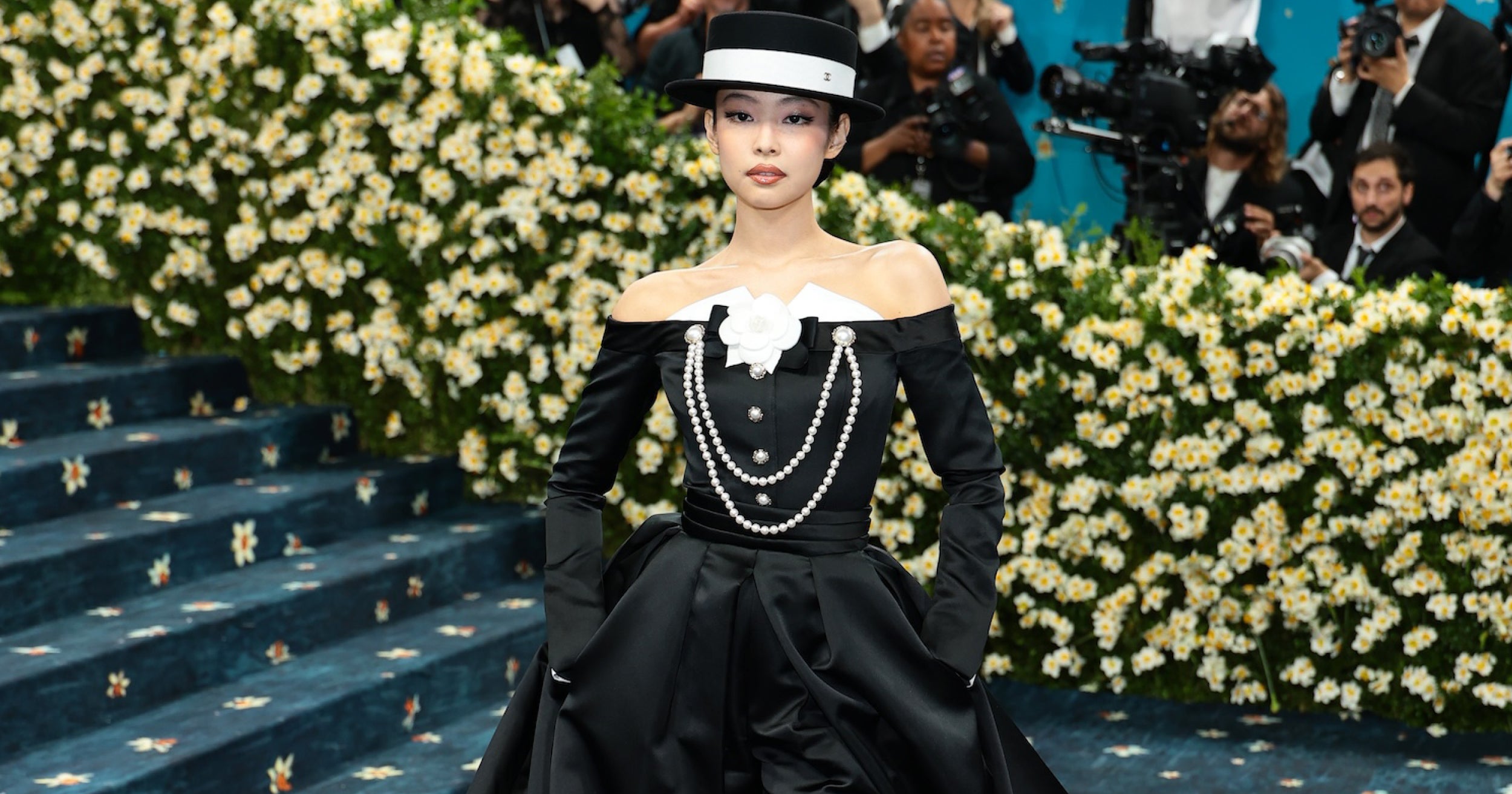 Met Gala 2025: Všechny hvězdy a jejich outfity na červeném koberci | Vogue CS