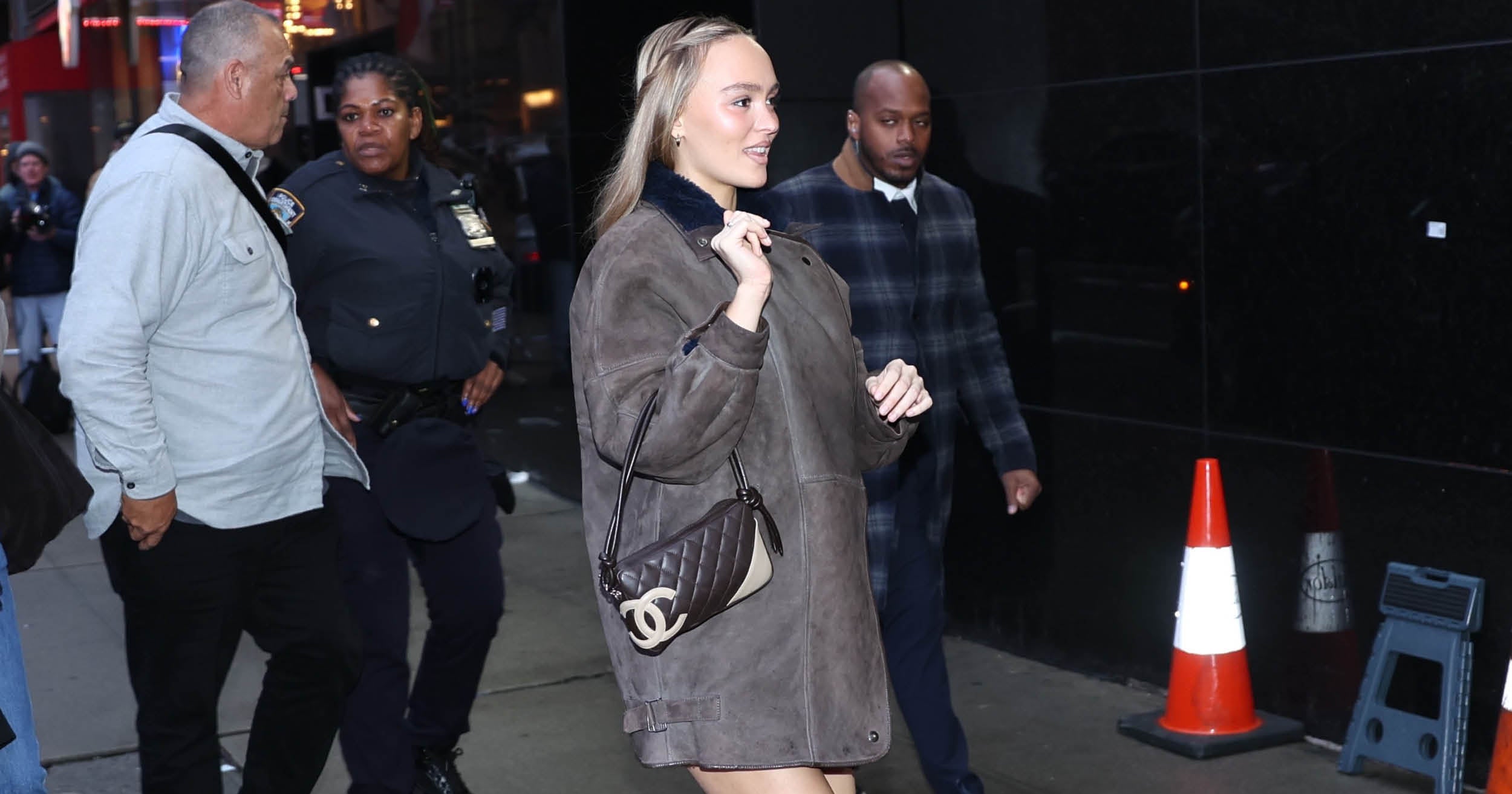 Nechte si koženou bundu, zbavte se kalhot. Recept Lily Rose Depp na ...