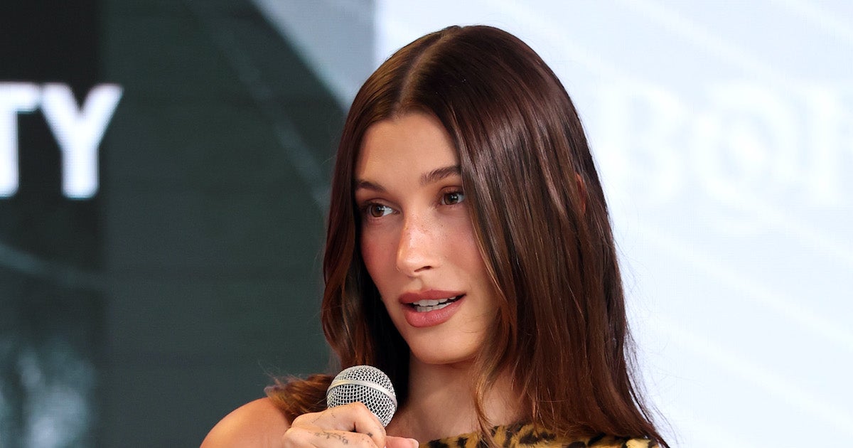 Malé leopardí šaty? Hailey Bieber ví, že leopardí koktejlky letos ...